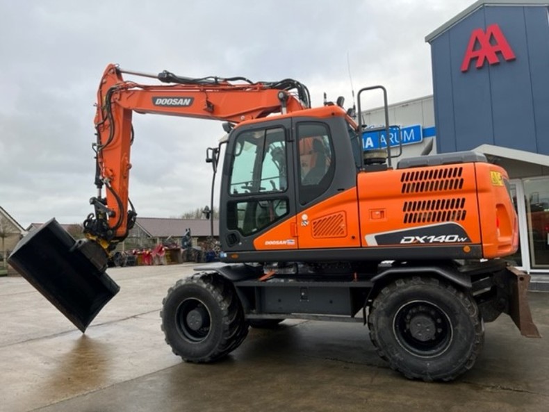 Doosan DX140W-5 | Gebruikte mobiele graafmachines en kranen te koop bij ...