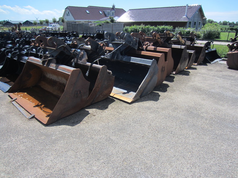 Assortiment (kantel)bakken, palletframe | Gebruikte graafbakken voor ...